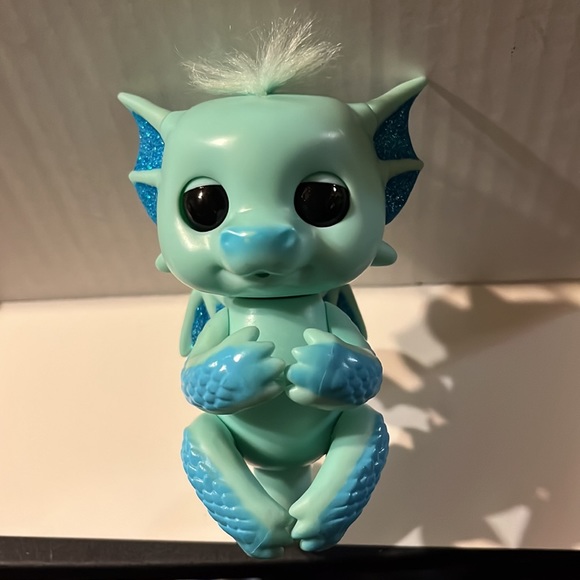 Wowwee | Toys | Fingerlingsglitter Dragon Noa Green And Blue Gently ...